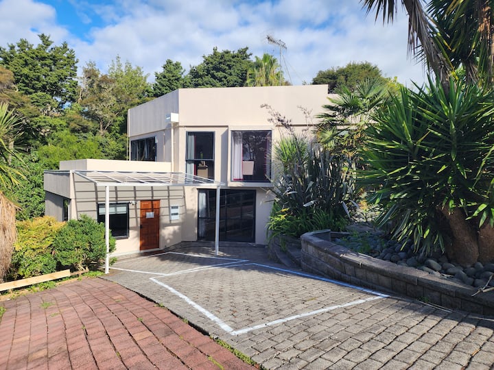 Entire House: Spacious 285m2 - Auckland