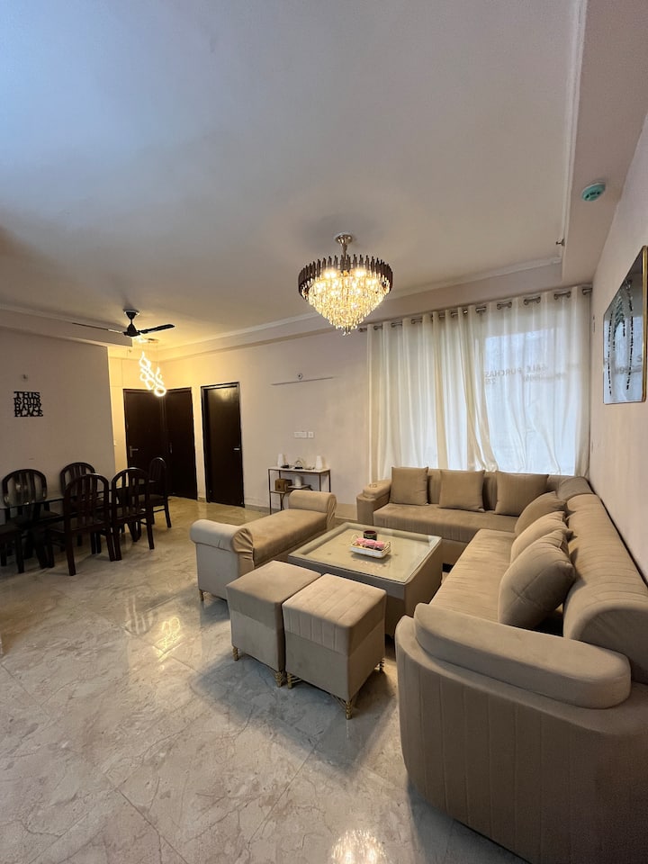 Your Private Haven – Spacious 3bhk Retreat - 諾伊達