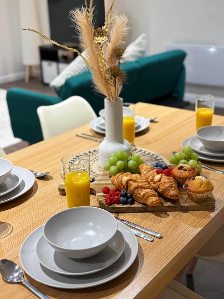 Spacious 2br Flat In Swindon | Long Stay Discounts - Swindon