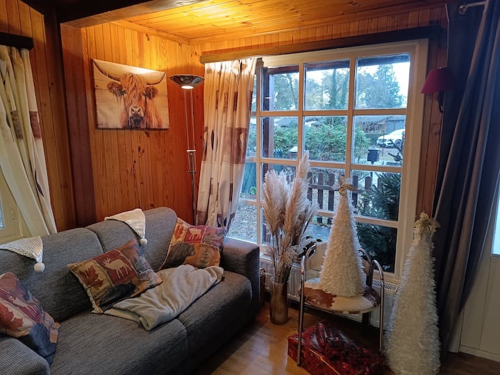 Chalet Situé Aux Abords Des Chemins De Campagne. - Rochefort