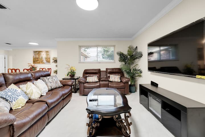 Spacious 4br/2ba Fam Haven @Central Beach - Jacksonville, FL