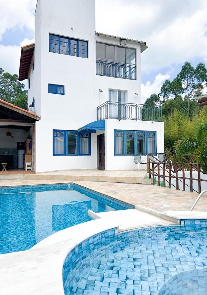 Casa Branca/ Churr/spa/lago/petfriendly - Ibiúna