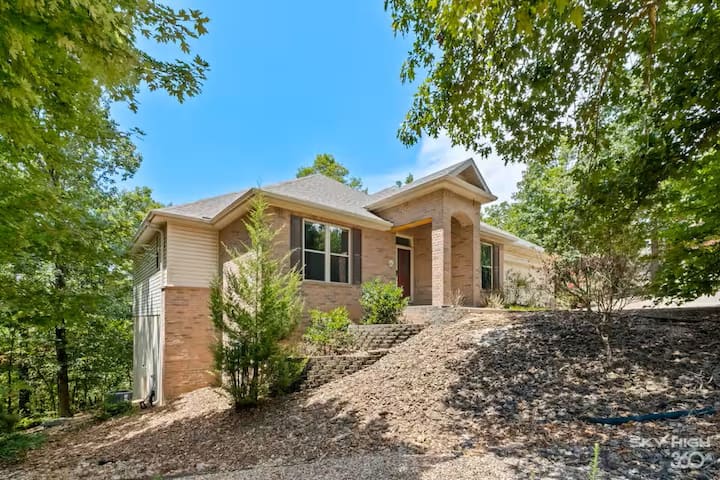 Screen Porch Haven
Near Bike Trails, Golfing & Hwy - Bella Vista, AR