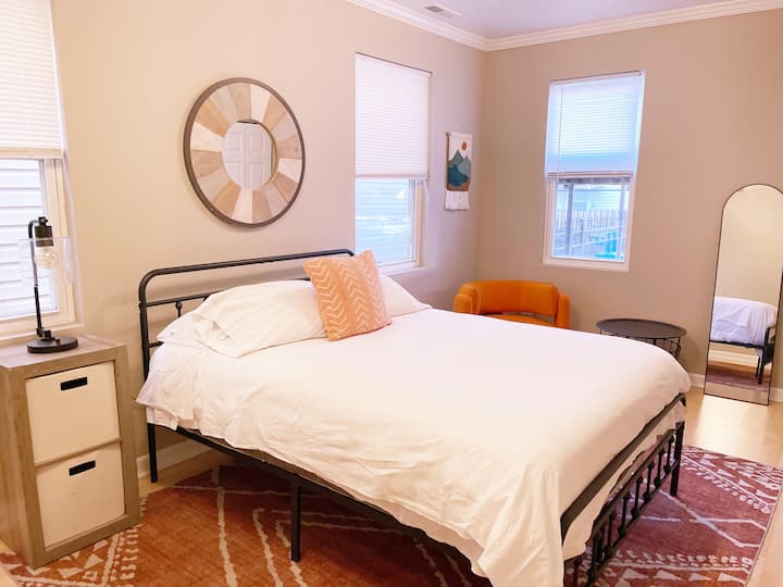 Modern 2b Apt, Heart Of Pilsen | Parking Included - Chicago, IL