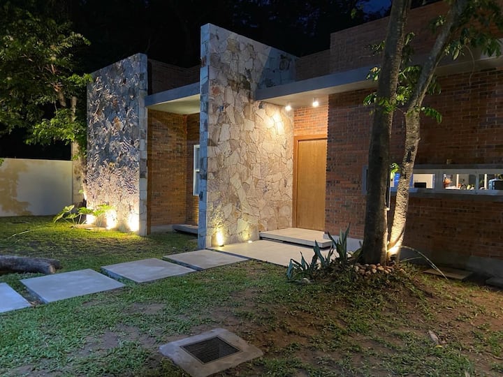 Casa Moderna En San Bernardino, Avda. Mbocaya - Paraguay