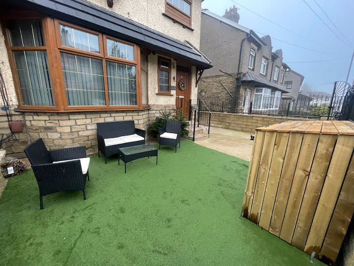Spacious 4 Bedroom Family House Additional Office - Bradford