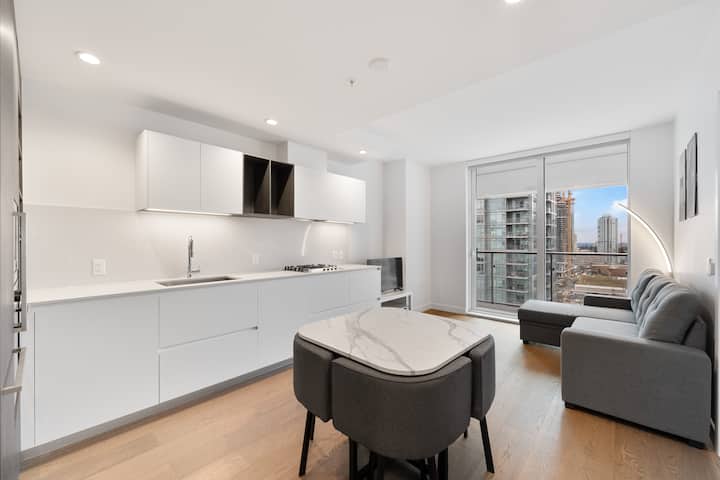 Metrotown New Luxury 1 B+1b Condo - Burnaby