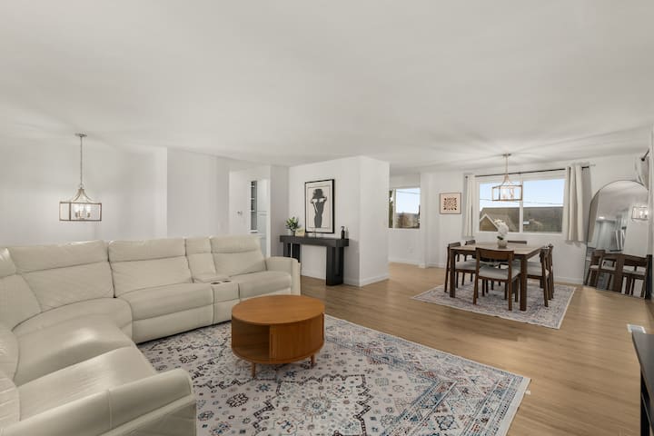 Burien Midcentury Lux | 4 Beds | 2 Mins To Airport - Burien, WA