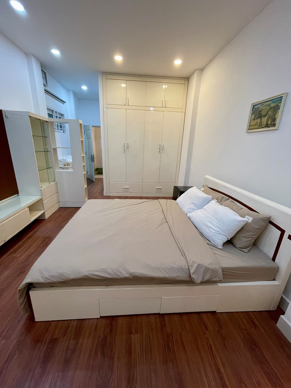 Peanuts Home Lê Lai - Silk Room - Houses for Rent in Quận 1, Thành phố ...