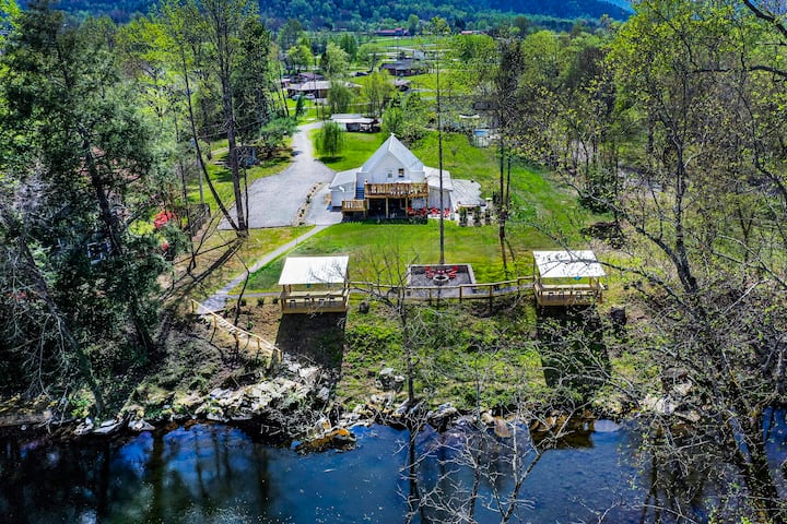 Riverfront Farmhouse & Barndominium. Perfect Spot! - Townsend, TN