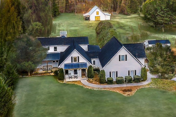 Riverfront Farmhouse & Barndominium. Perfect Spot! - Townsend, TN