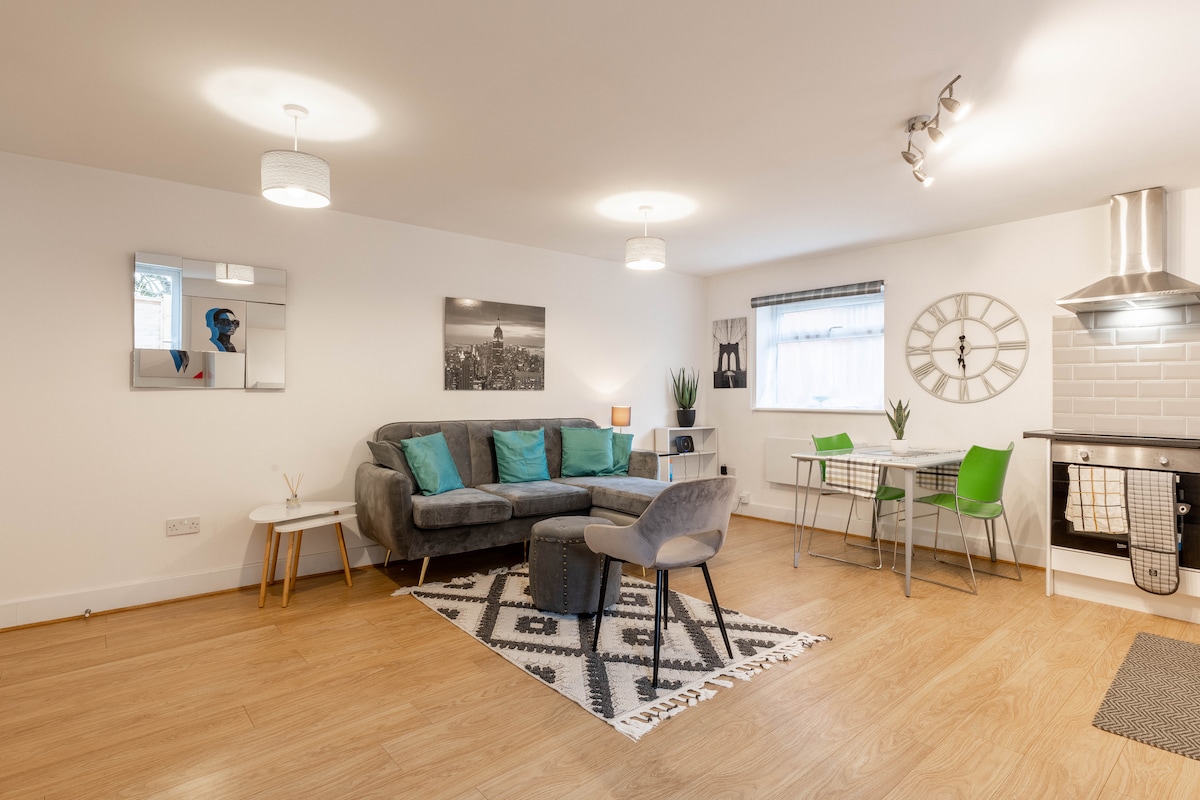 Spacious Garden 1Bed | Private Entrance & Smart TV - Apartments for ...