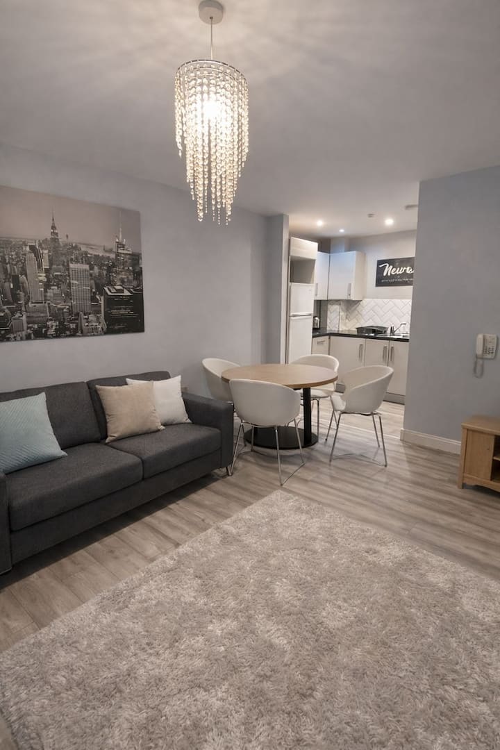 St. Francis Abbey: Bright 2br Retreat By The River - Limerick, Ireland