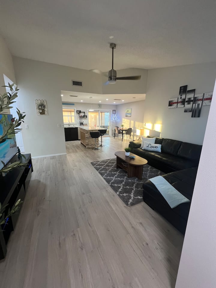 The Cozy Coastal Retreat In Sarasota - Sarasota, FL