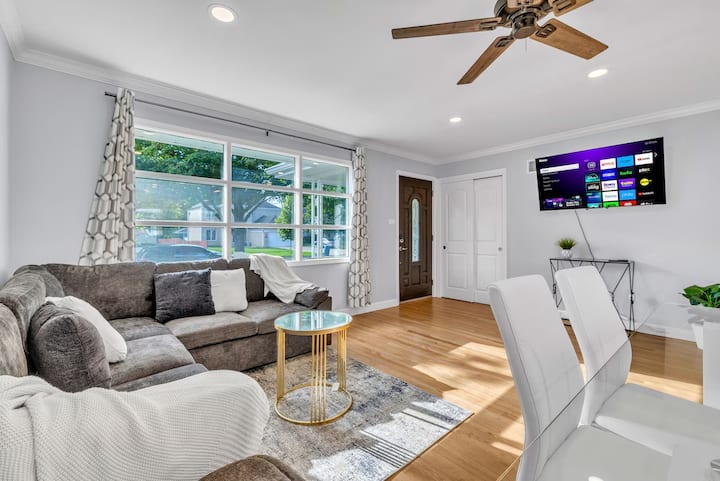 Cozy 3br Home In Elmhurst | Perfect For Mid-term - Elmhurst, IL