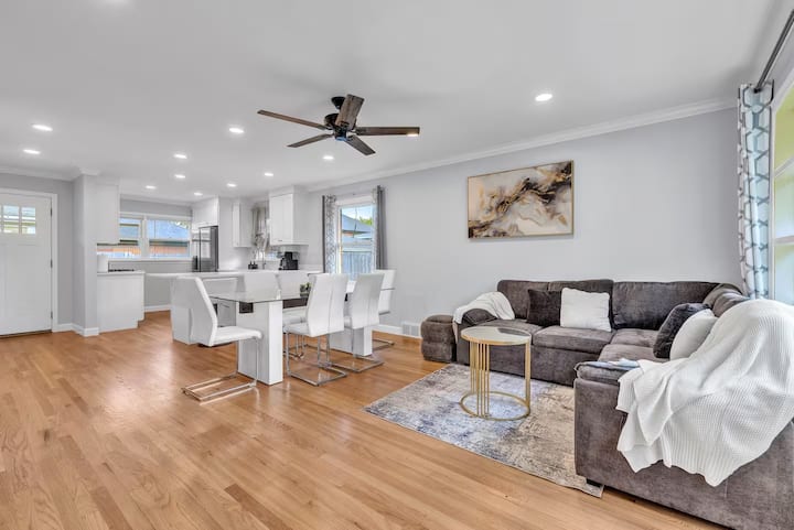 Cozy 3br Home In Elmhurst | Perfect For Mid-term - Elmhurst, IL