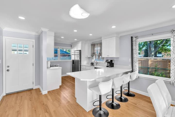 Cozy 3br Home In Elmhurst | Perfect For Mid-term - Elmhurst, IL