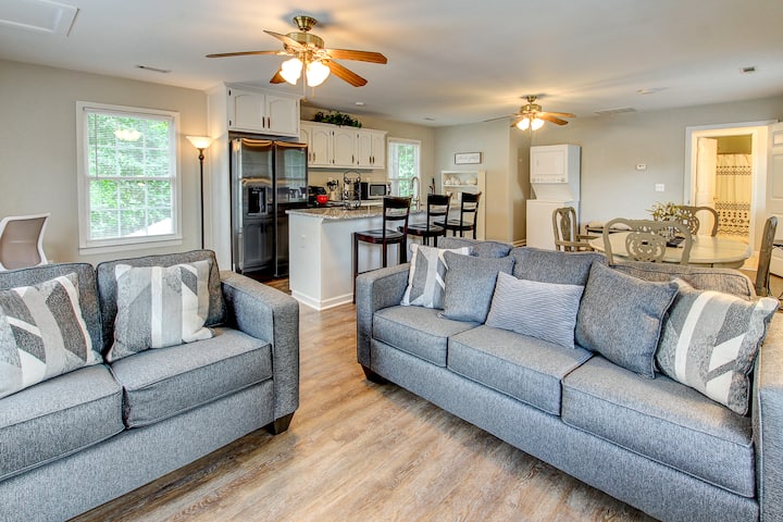 Warm & Inviting One Bedroom Apartment - Peachtree City, GA