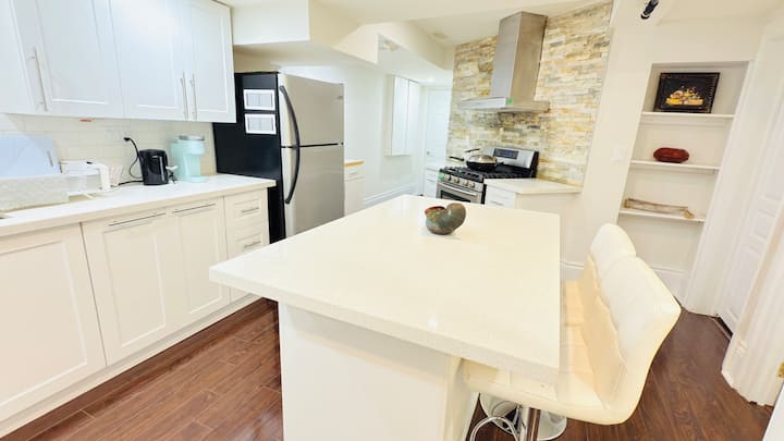 Newly Renovated Private Suite Separate Entrance - Ontario
