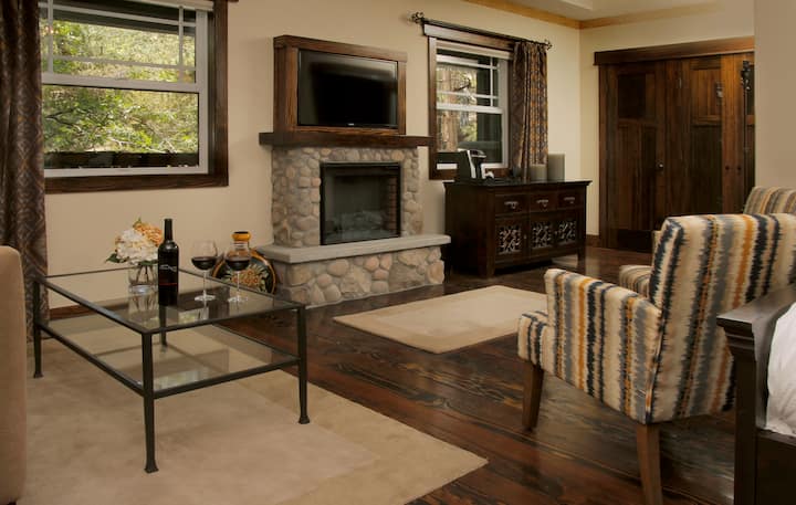 Dream Mountain Room |Refined Lodge Luxury - Idyllwild-Pine Cove, CA