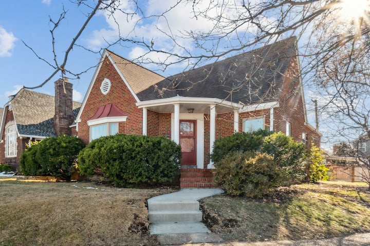 3 Bed/2 Bath/2 Car Garage/ Dogs + Cats Are Welcome - Saint-Louis, MO