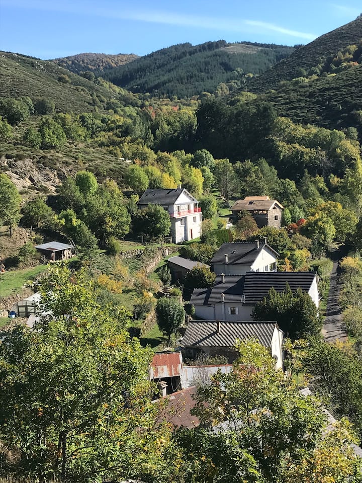 Maison Charmante Avec Une Terrasse Ensoleillée - Saint-Sauveur-Camprieu