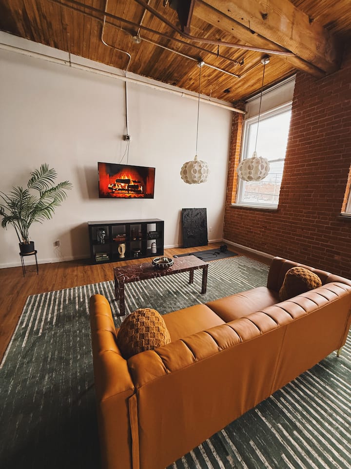 420 Friendly Artsy Walk Riverfront Loft King Bed - Detroit, MI