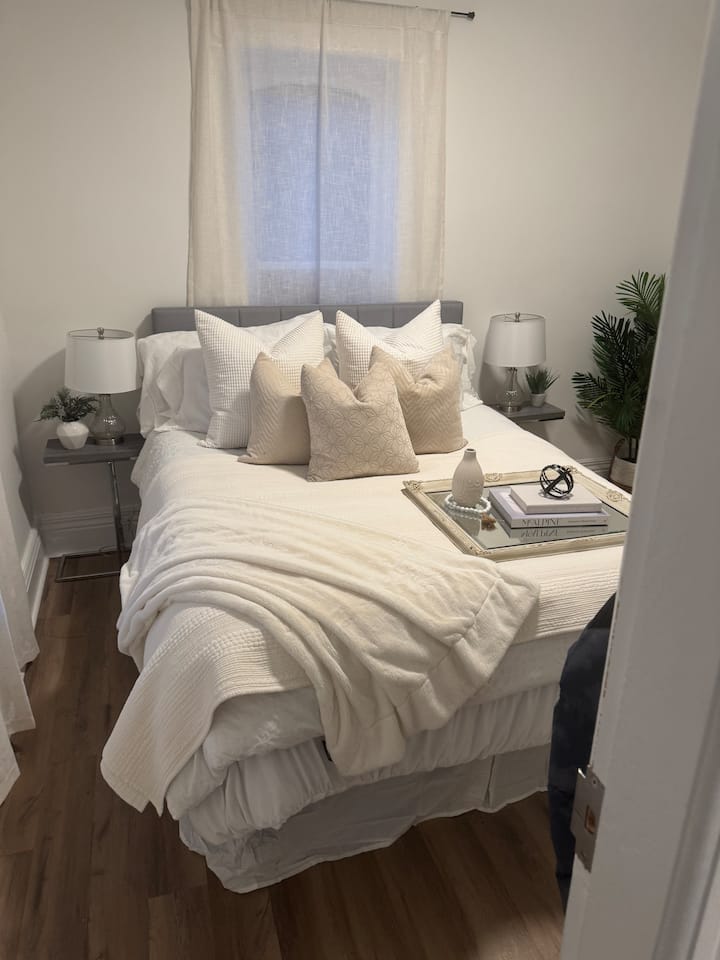 Simple And Serene Delhi Escape - Delhi, ON, Canada