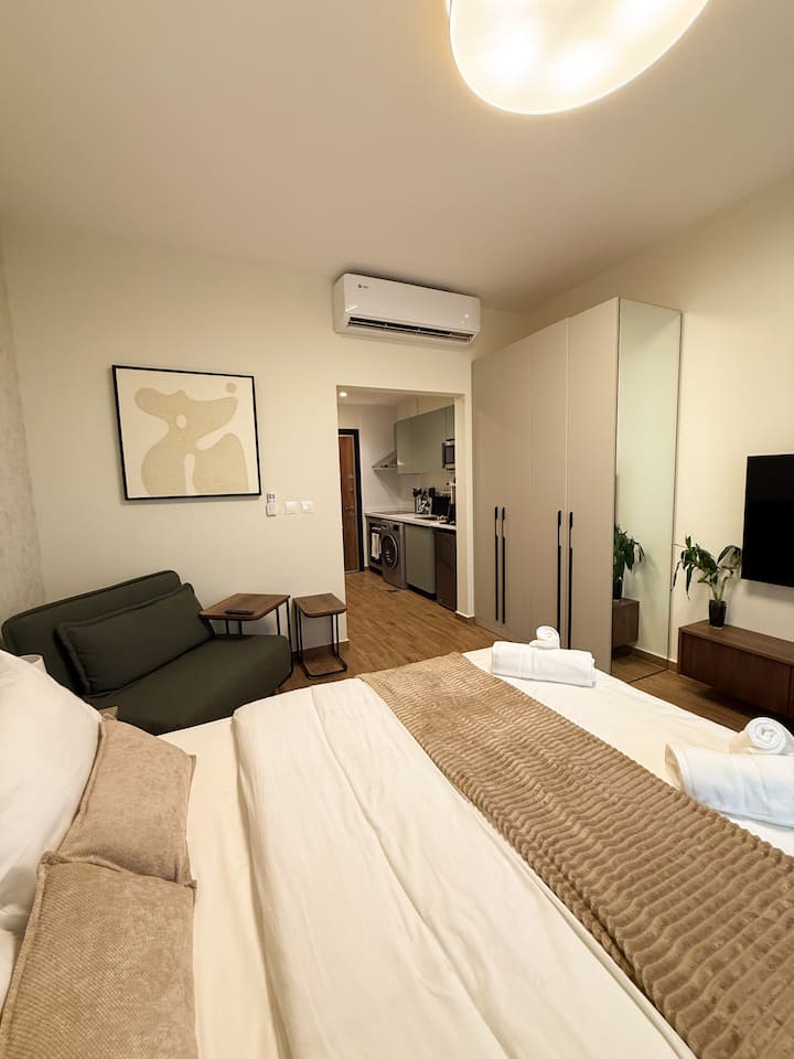 Cozy Modern Studio Retreat By Airport + Pool & Gym - Accra