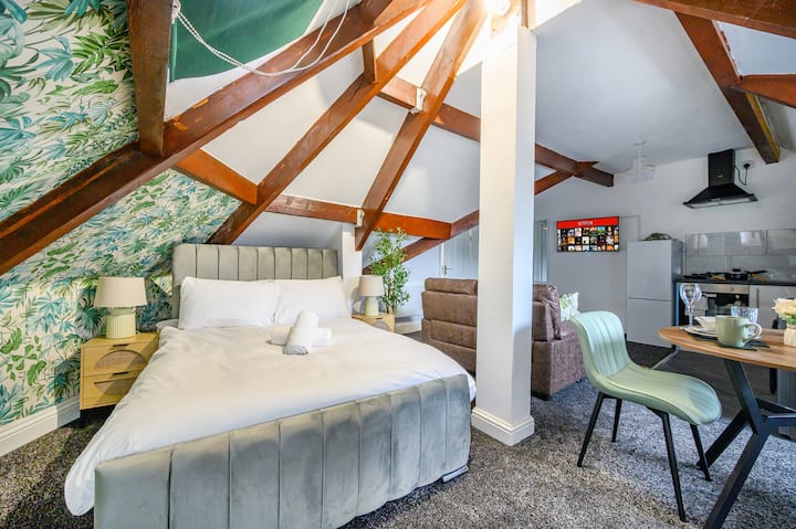 125f4 - Spacious & Welcoming Studio - Huddersfield