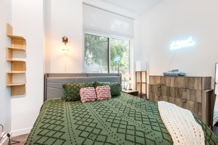 Hollywood Sunsets / Private Room / King Bed - Hollywood, CA