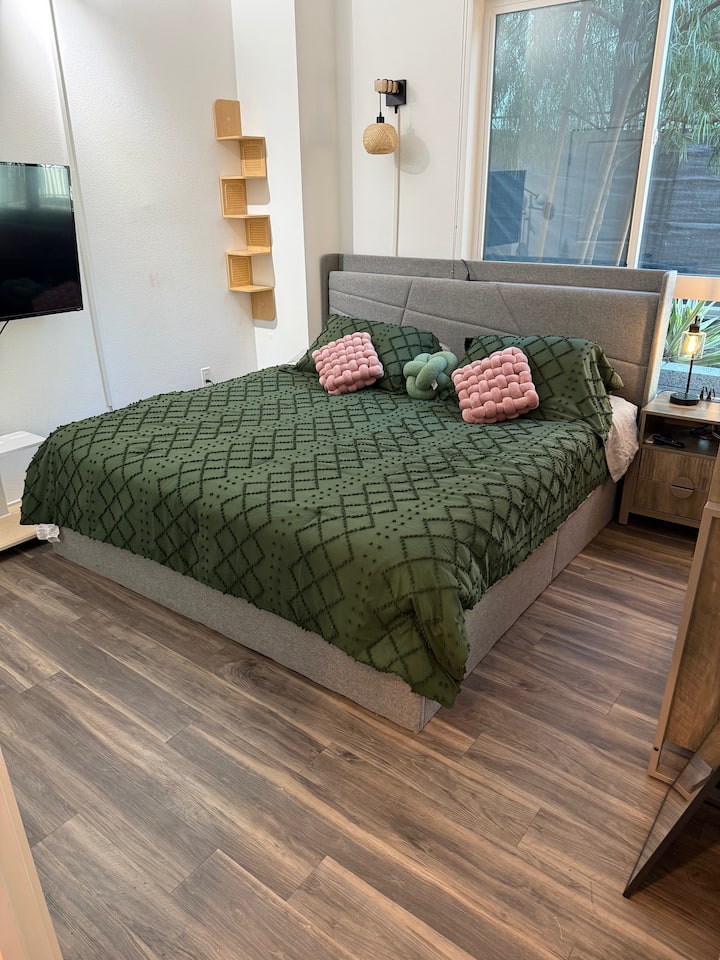 Hollywood Sunsets / Private Room / King Bed - Los Angeles, CA