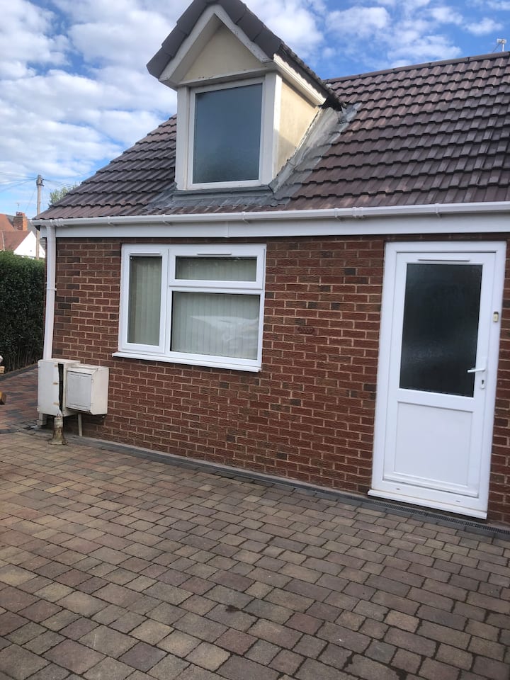 One Double Bedroom Bungalow In Solihull - Solihull