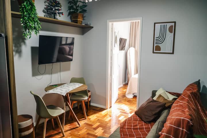 Charmoso Quarto E Sala Na Quadra Da Praia - Copacabana