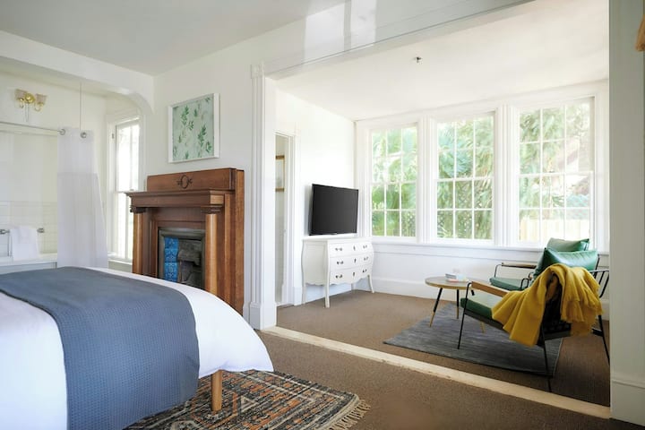 Historic Victorian Room W/ Clawfoot Bath - Winter Park, FL