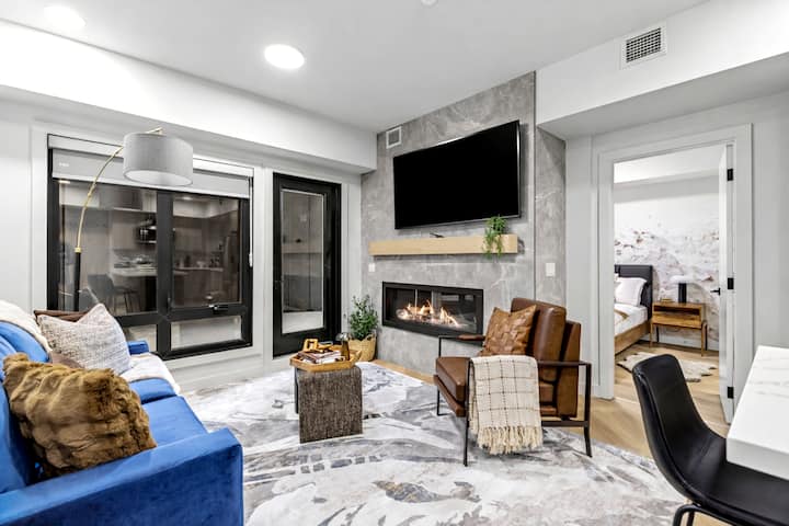 Modern 2br Rockies Stay: Hot Tub, Pool & Sleeps 9! - Canada