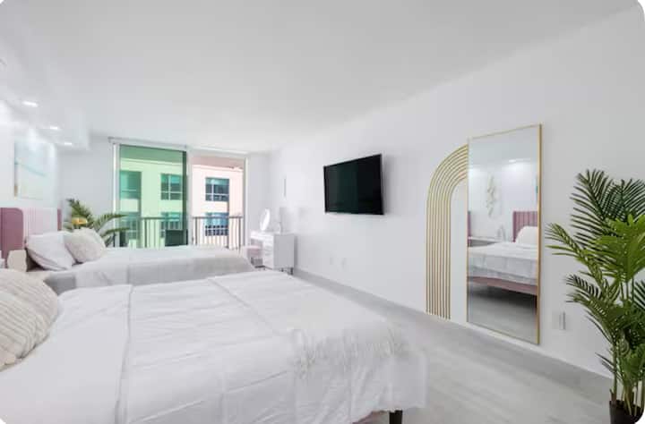 Brickell Studio, 2 Queen, 1 Bath, Free Parking - Miami, FL
