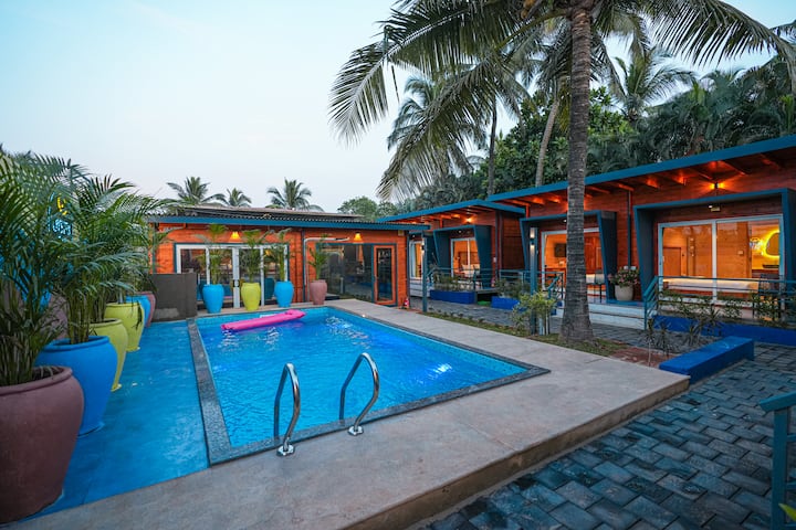 Wooden Cottage With Pool View Near Anjuna Beach - Anjuna