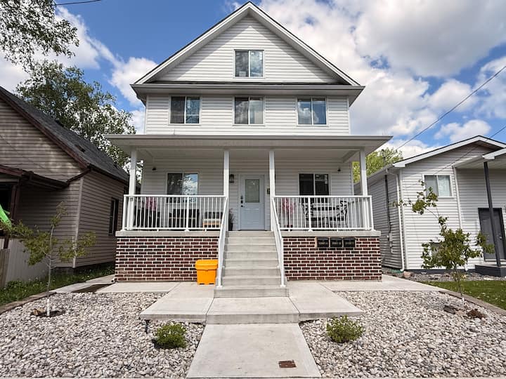 3 Br Modern Home In Windsor (West) By The Bridge - Windsor