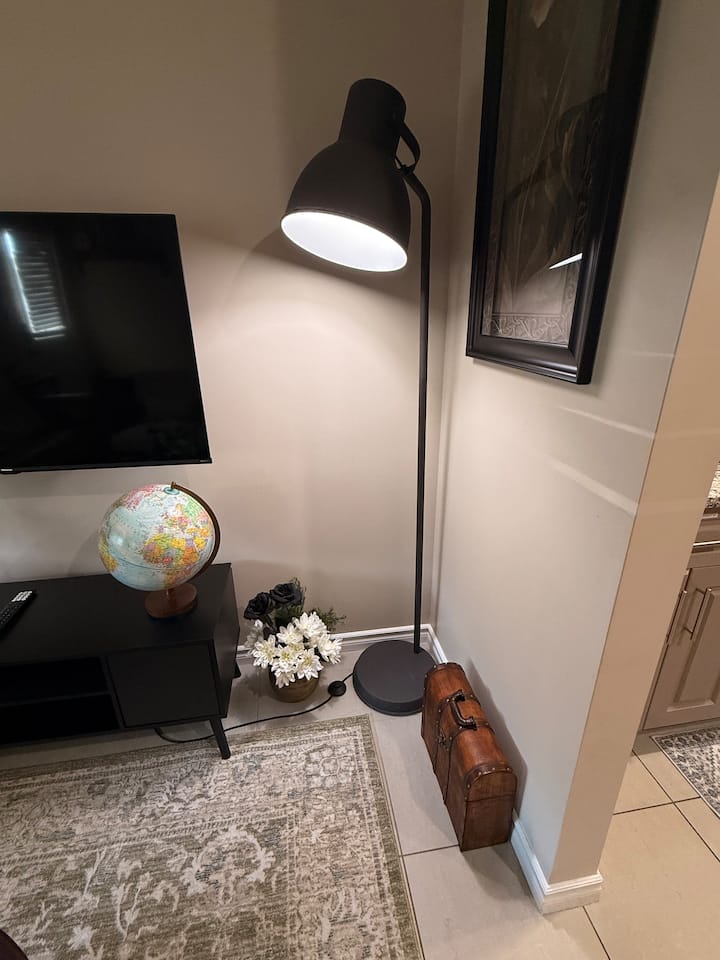 3 Br Modern Home In Windsor (West) By The Bridge - Windsor