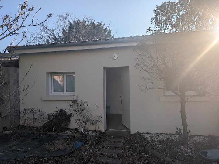 Location Dépendance Au Fond D'un Jardin - Eaubonne