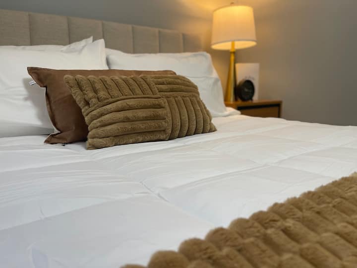 Stylish 1br Stay In Utica | Kitchen, Wifi, Parking - Utica, NY