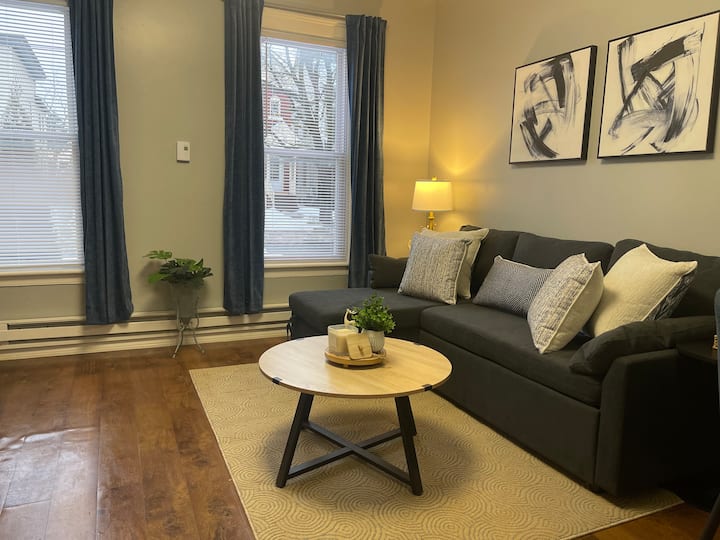 Stylish 1br Stay In Utica | Kitchen, Wifi, Parking - Utica Zoo, Utica