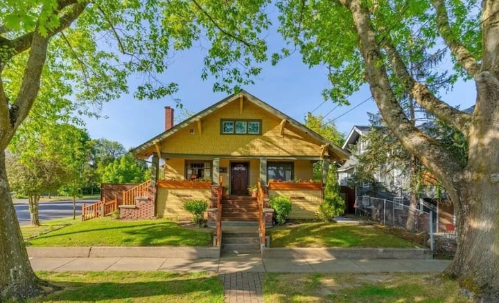 Capital Chateau: Hot Tub, Arcades, Office - Salem, OR