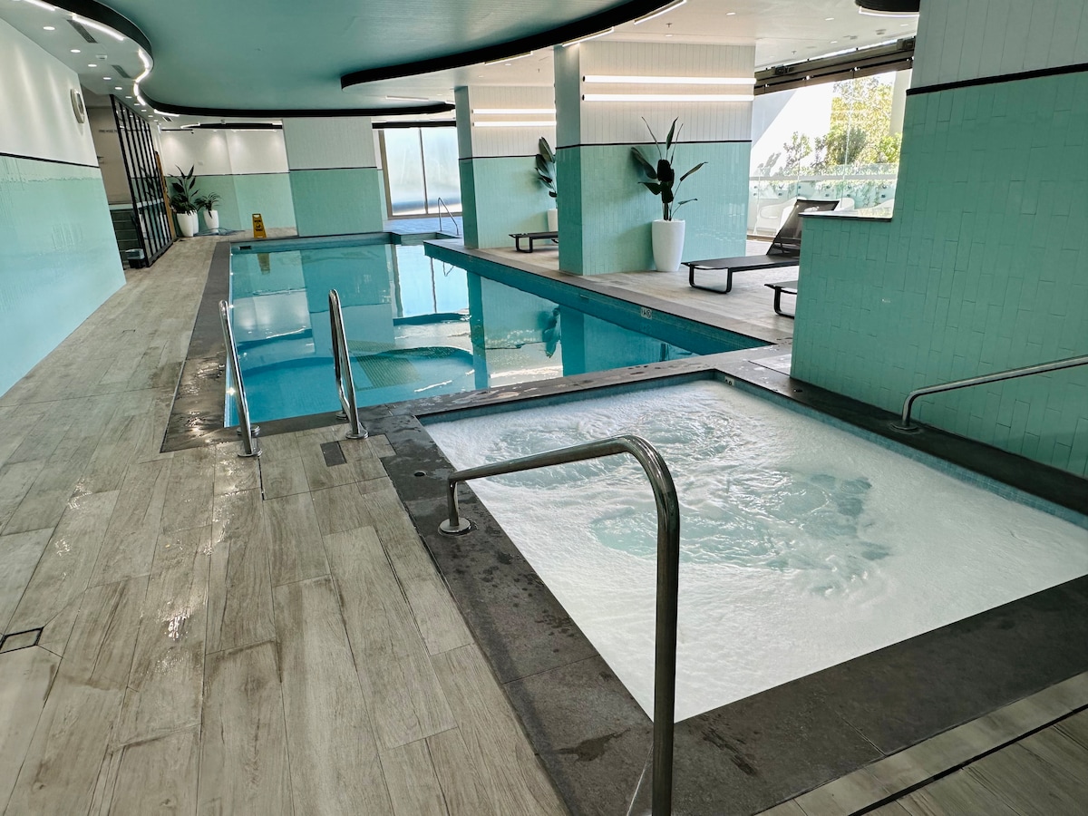 Sonnenlichtzimmer mit offenem Blick auf die Stadt in Paramatta ...