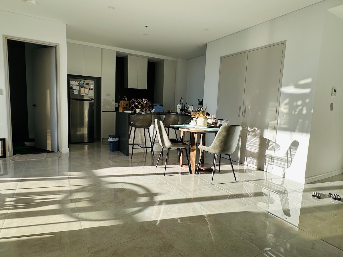 Sonnenlichtzimmer mit offenem Blick auf die Stadt in Paramatta ...