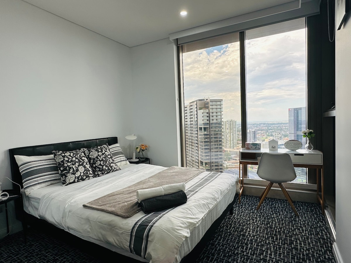 Sonnenlichtzimmer mit offenem Blick auf die Stadt in Paramatta ...