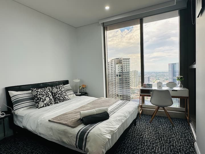 Sunlit Room With City Open Views In Paramatta - Parramatta