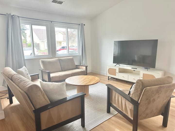 Family Home In Elk Grove 15 Min From Downtown - Elk Grove, CA