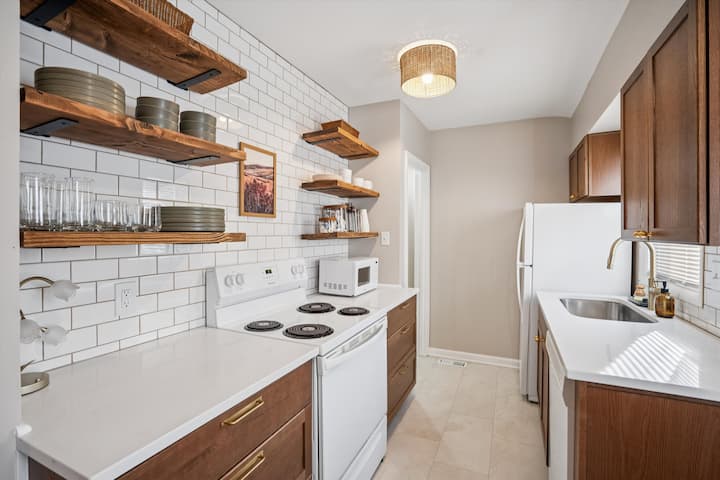 Hall's Hideaway. Updated 2br By I-235 +Local Faves - Des Moines, IA